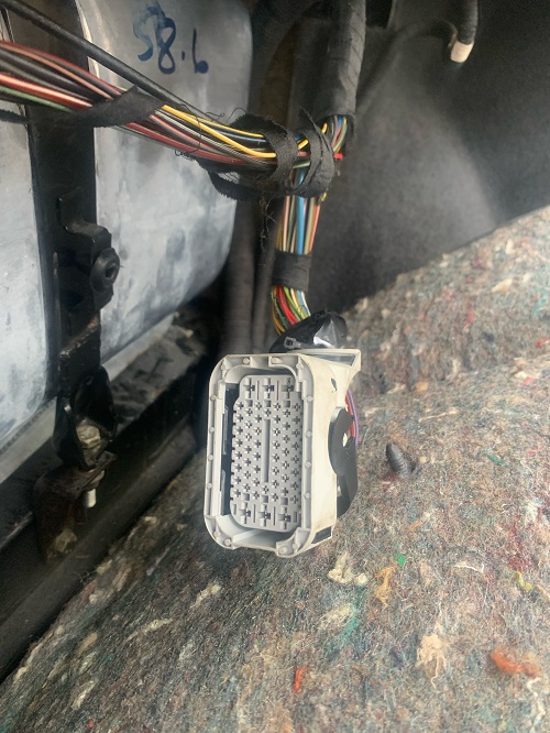 Jagbits Jaguar Parts: USED PLUG CONNECTOR IN TRUNK